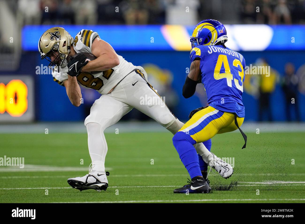 New Orleans Saints tight end Foster Moreau (87) makes a catch past Los ...