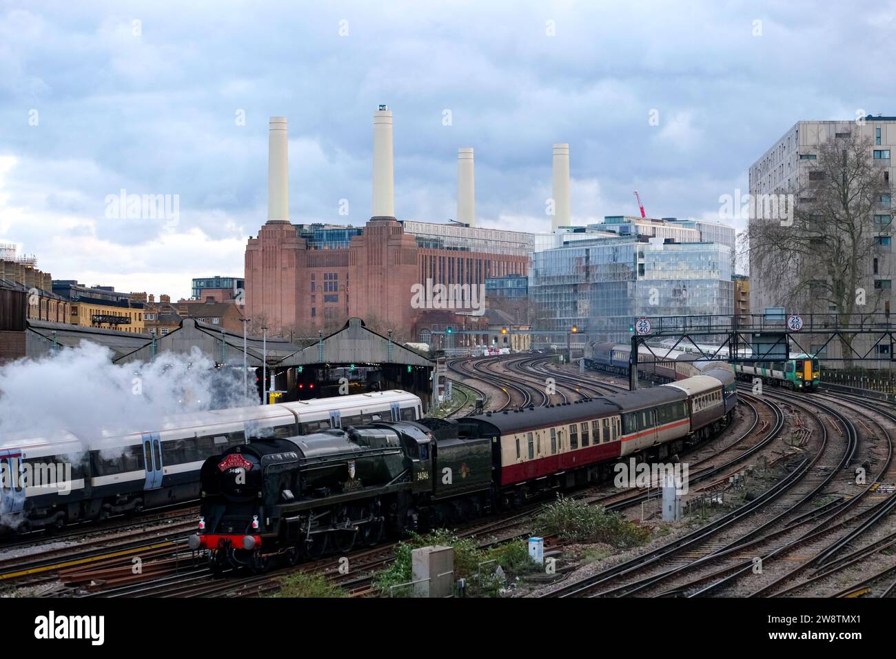 London, UK. 16th December, 2023. The Santa Steam Express, a festive ...