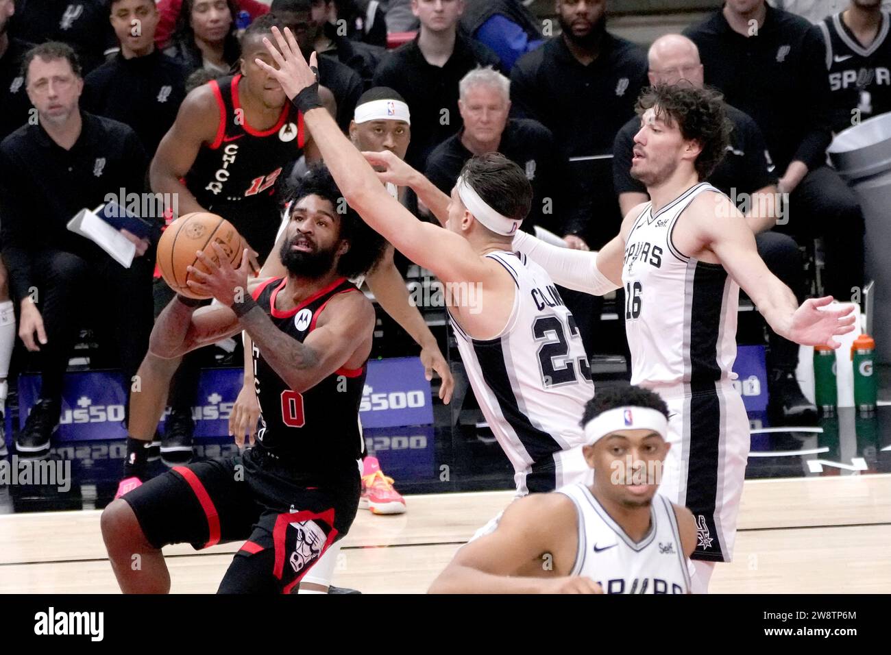 Chicago Bulls' Coby White (0) drives to the basket past San Antonio ...