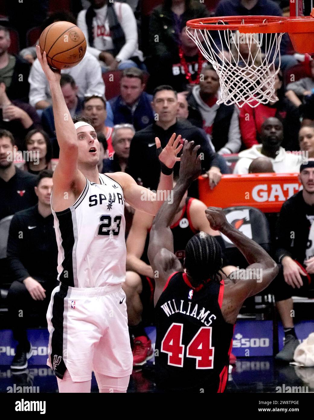 San Antonio Spurs' Zach Collins (23) shoots over Chicago Bulls' Patrick ...