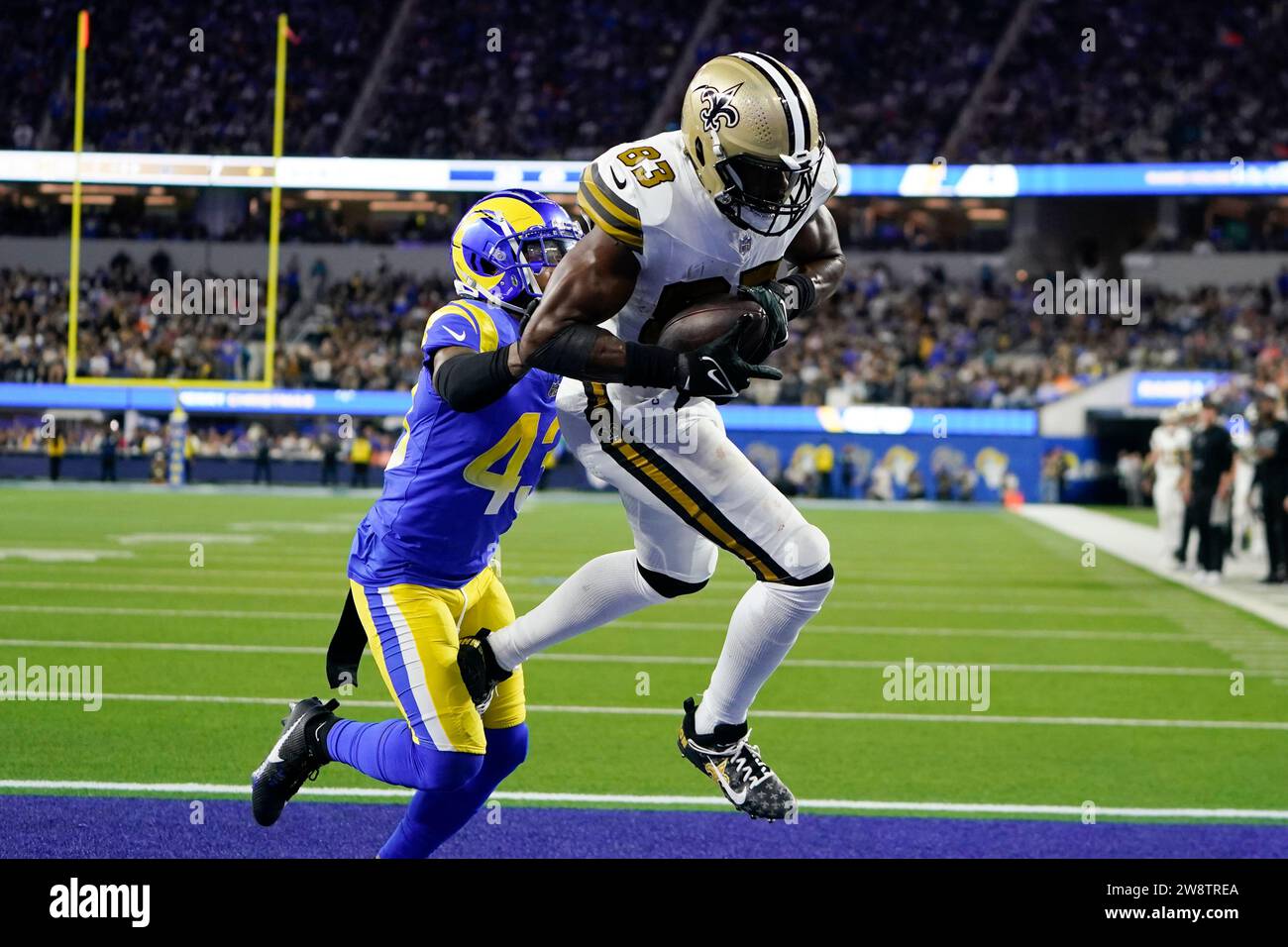 New Orleans Saints tight end Juwan Johnson (83) catches a touchdown ...