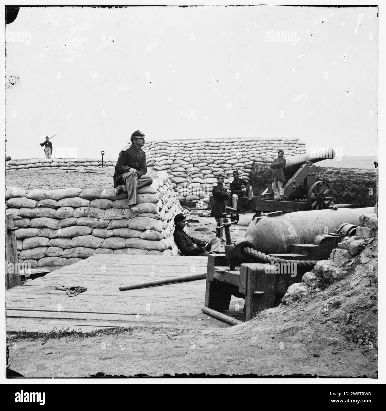 Yorktown, Virginia (vicinity). Federal soldiers in Confederate battery ...