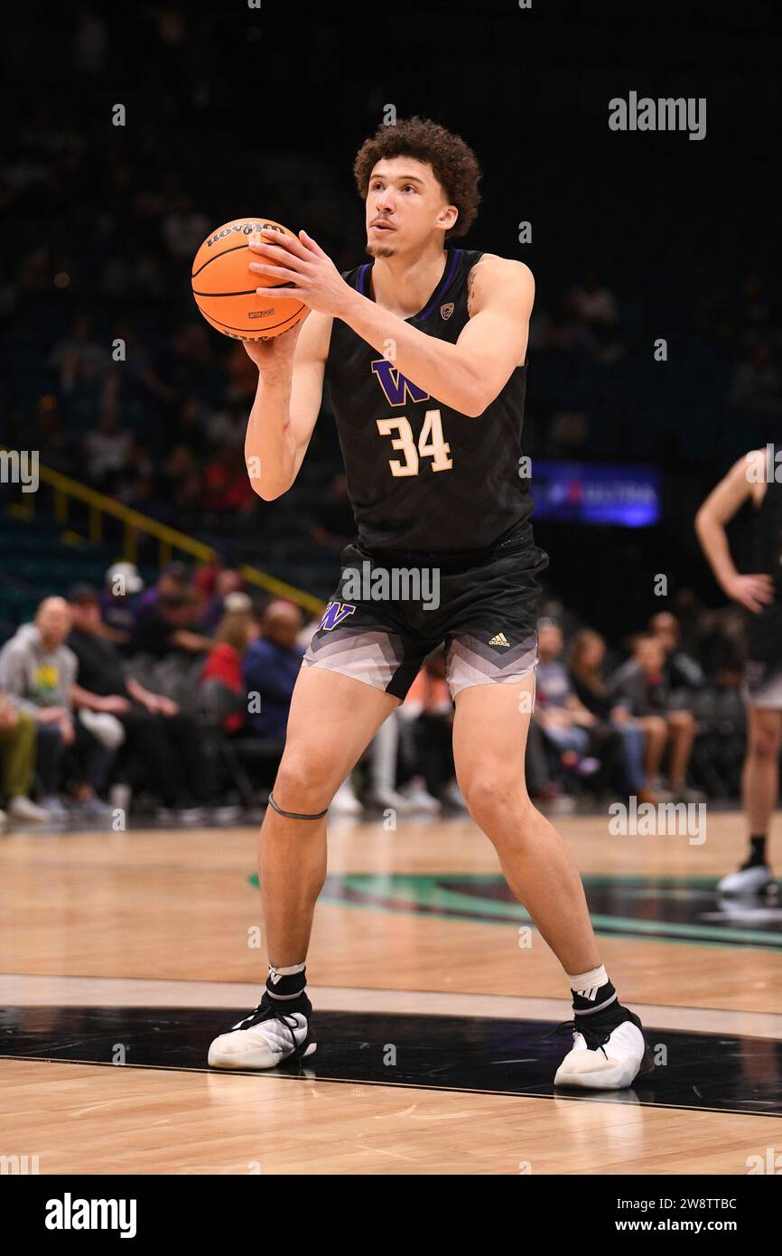 LAS VEGAS, NV - DECEMBER 02: Washington Huskies center Braxton Meah (34 ...