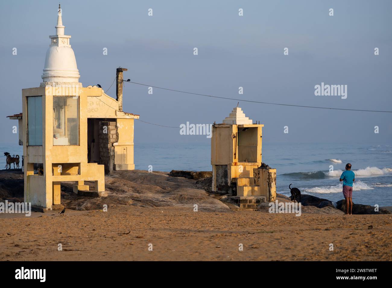 Colombo, Colombo, Sri Lanka. 20th Dec, 2023. A man worshing to a temple ...