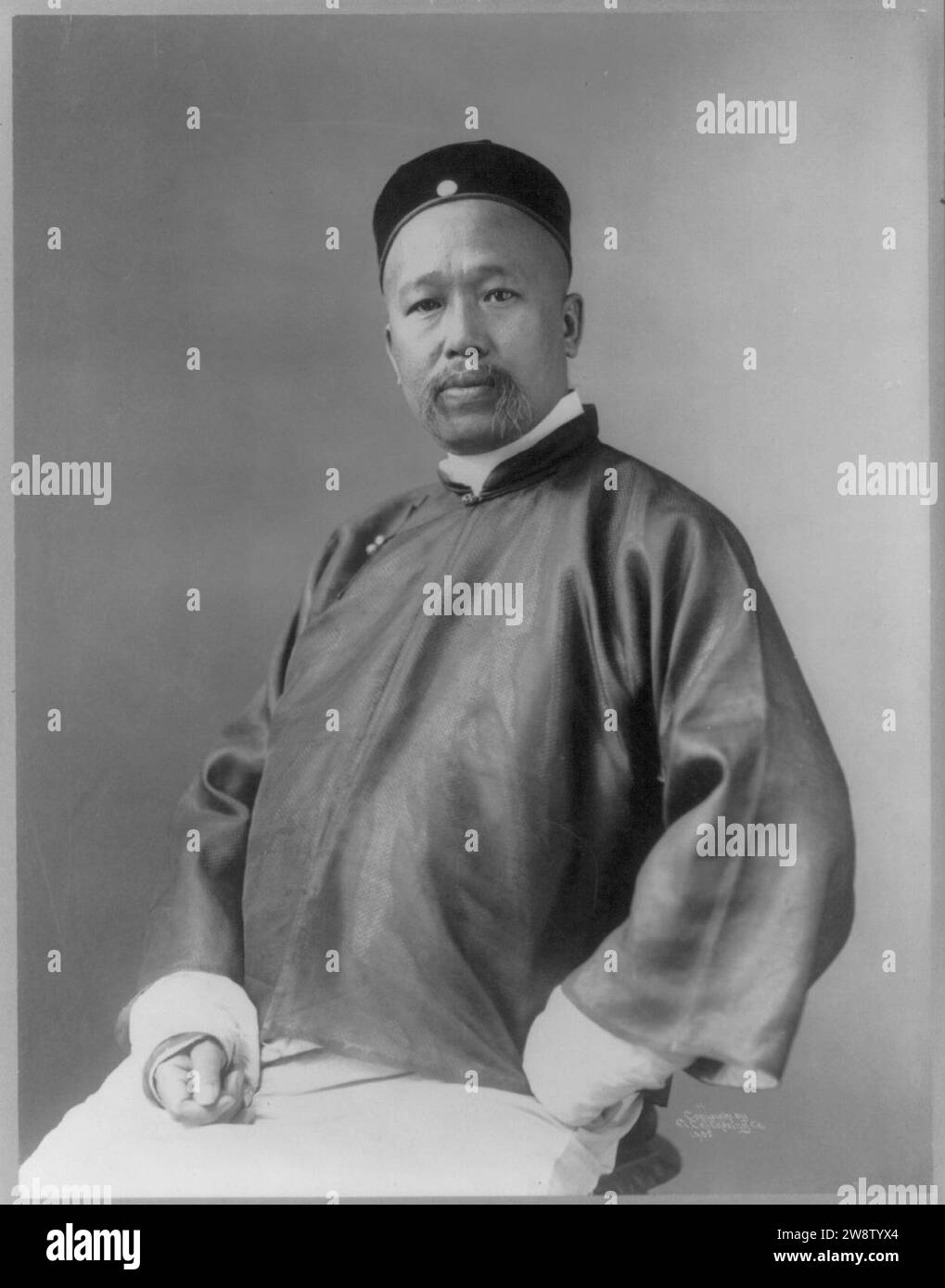 Yu Wei Kang, 1858-1927, half-length portrait, seated, facing left Stock ...