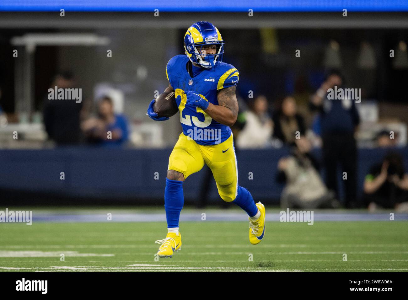 Los Angeles Rams running back Kyren Williams (23) runs with the ball ...