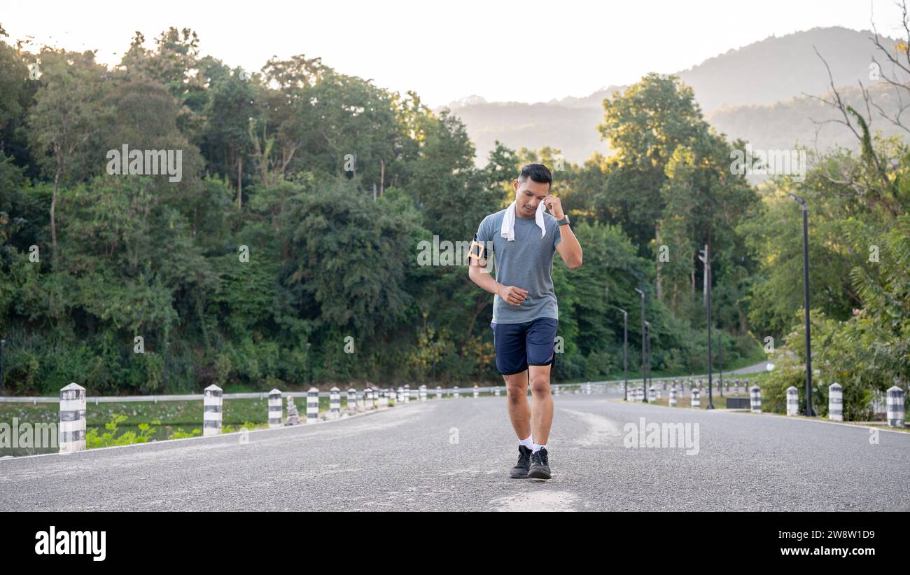 Sweaty men running hi-res stock photography and images - Alamy