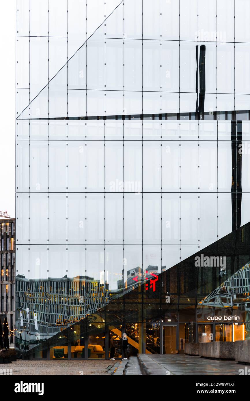 Glass cube structure hi-res stock photography and images - Alamy
