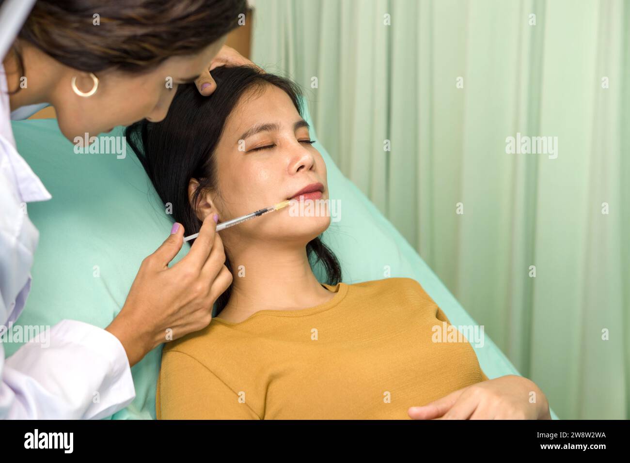 Doctor procedure hi-res stock photography and images - Alamy
