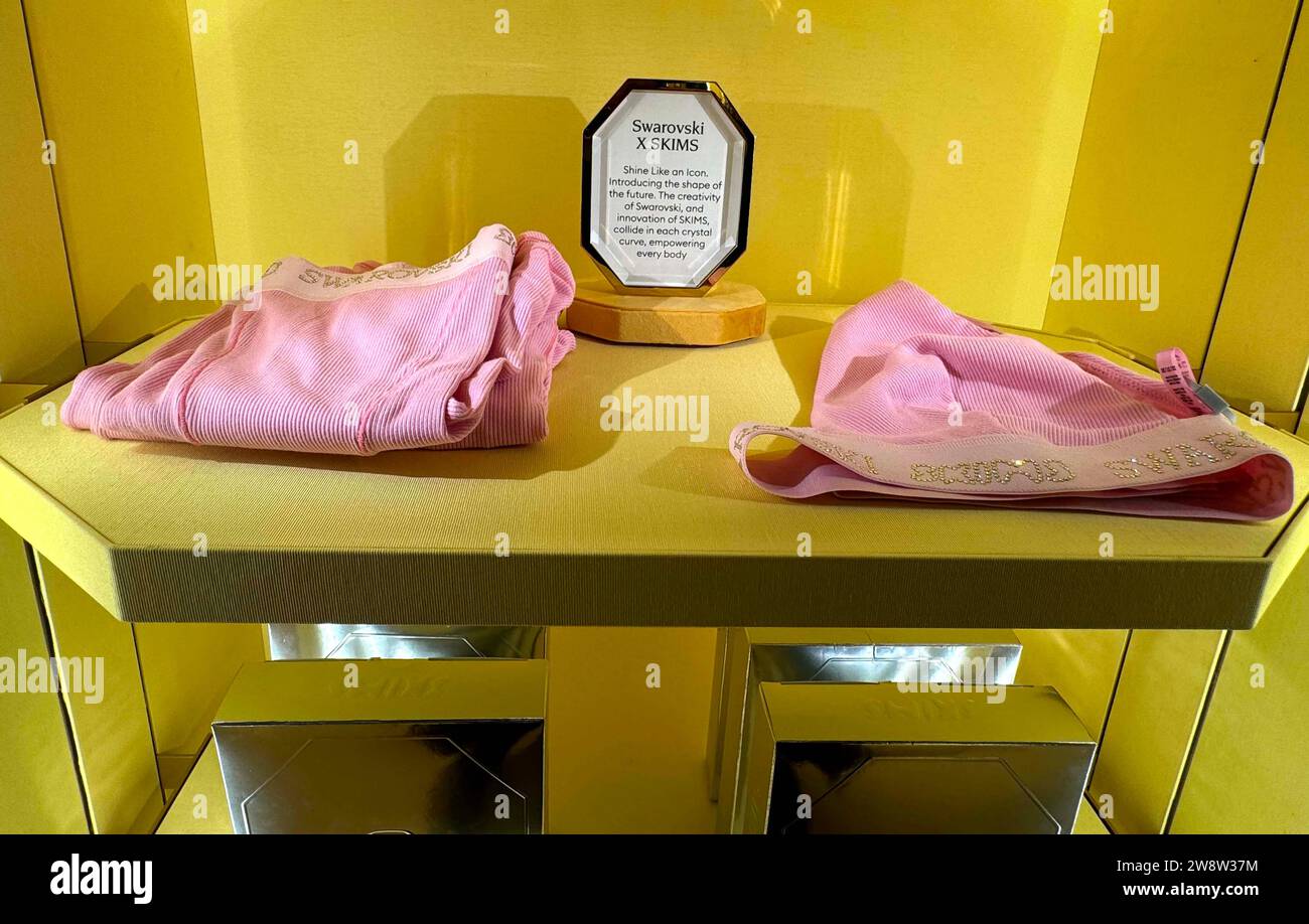 Shapewear skims hi-res stock photography and images - Alamy