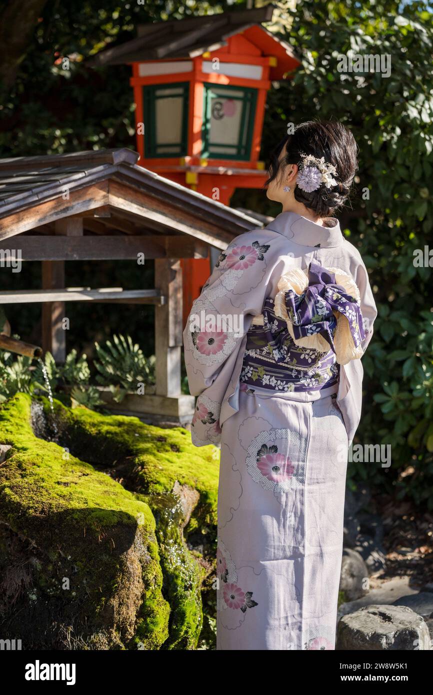 Japanese Kimono Portrait back view photography. Kyoto, Japan. Japanese ...