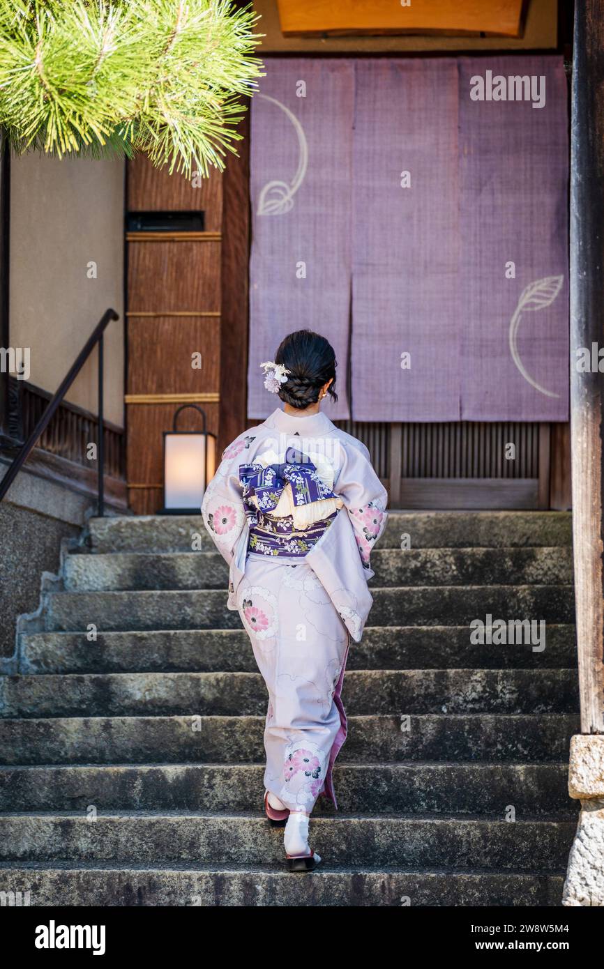 Japanese Kimono Portrait back view photography. Kyoto, Japan. Japanese ...