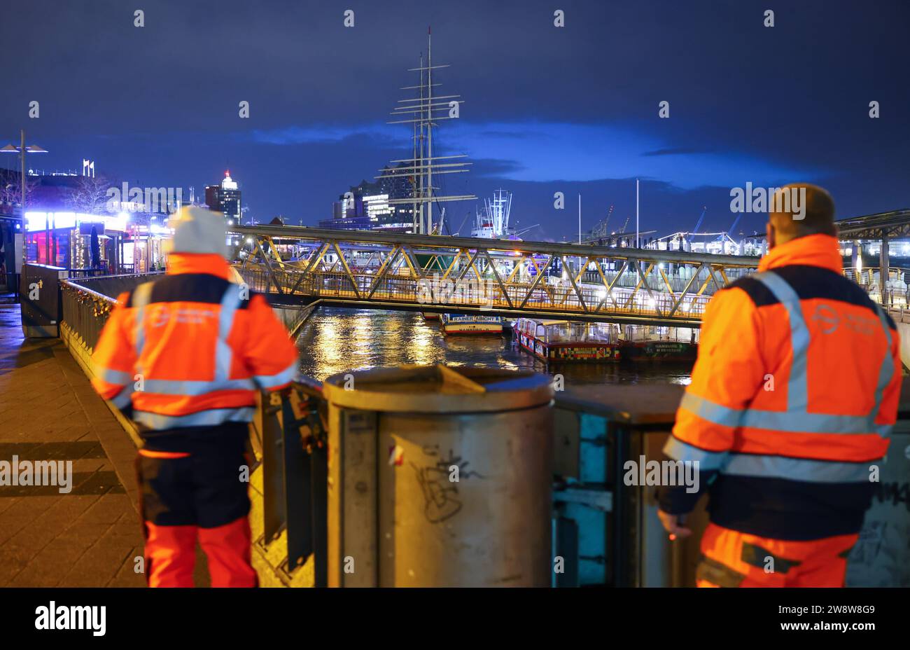 Hamburg, Germany. 22nd Dec, 2023. Two Hamburg Wasser employees ...