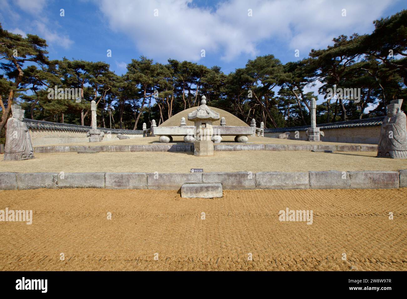 Korean burial mound hi-res stock photography and images - Alamy