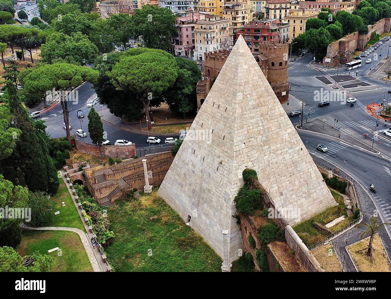 Drone photo piramide di caio cestio hi-res stock photography and images ...