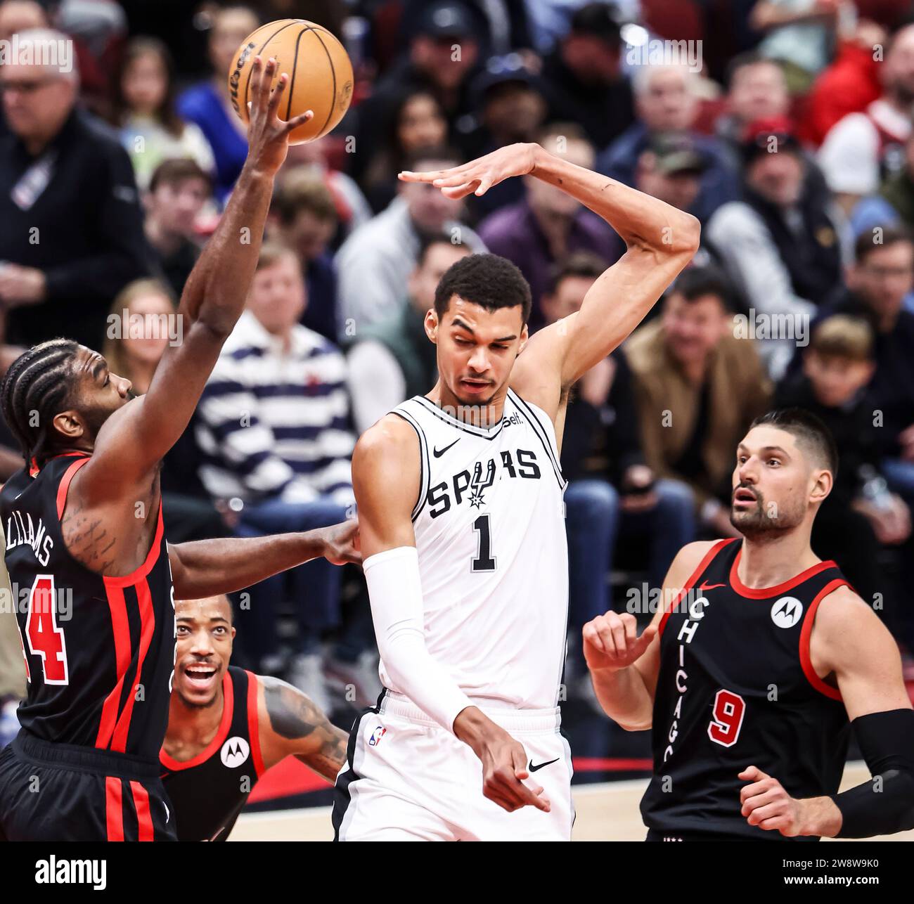 Chicago, USA. 21st Dec, 2023. San Antonio Spurs' Victor Wembanyama (2nd R) passes the ball ...