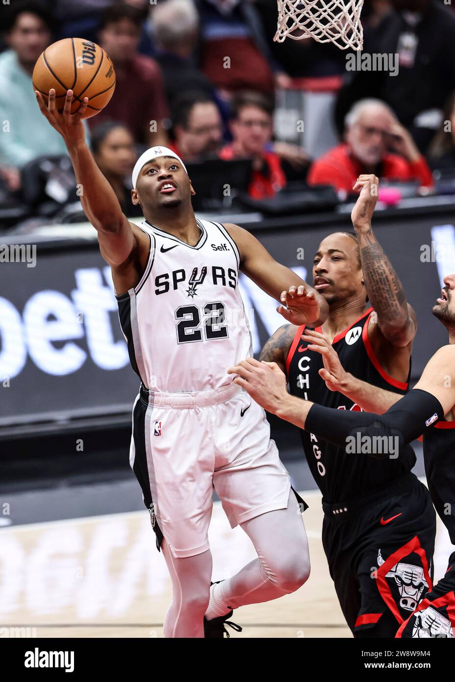 Chicago, USA. 21st Dec, 2023. San Antonio Spurs' Malaki Branham (L) drives to the basket during ...