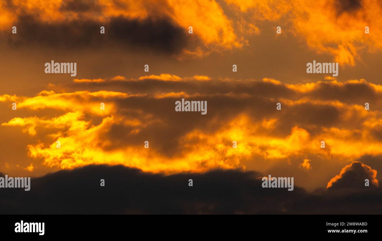 Gold and orange sky hi-res stock photography and images - Alamy