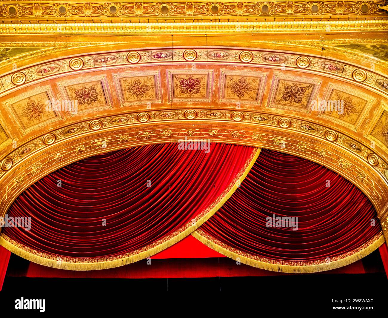 Italian style curtains hi-res stock photography and images - Alamy
