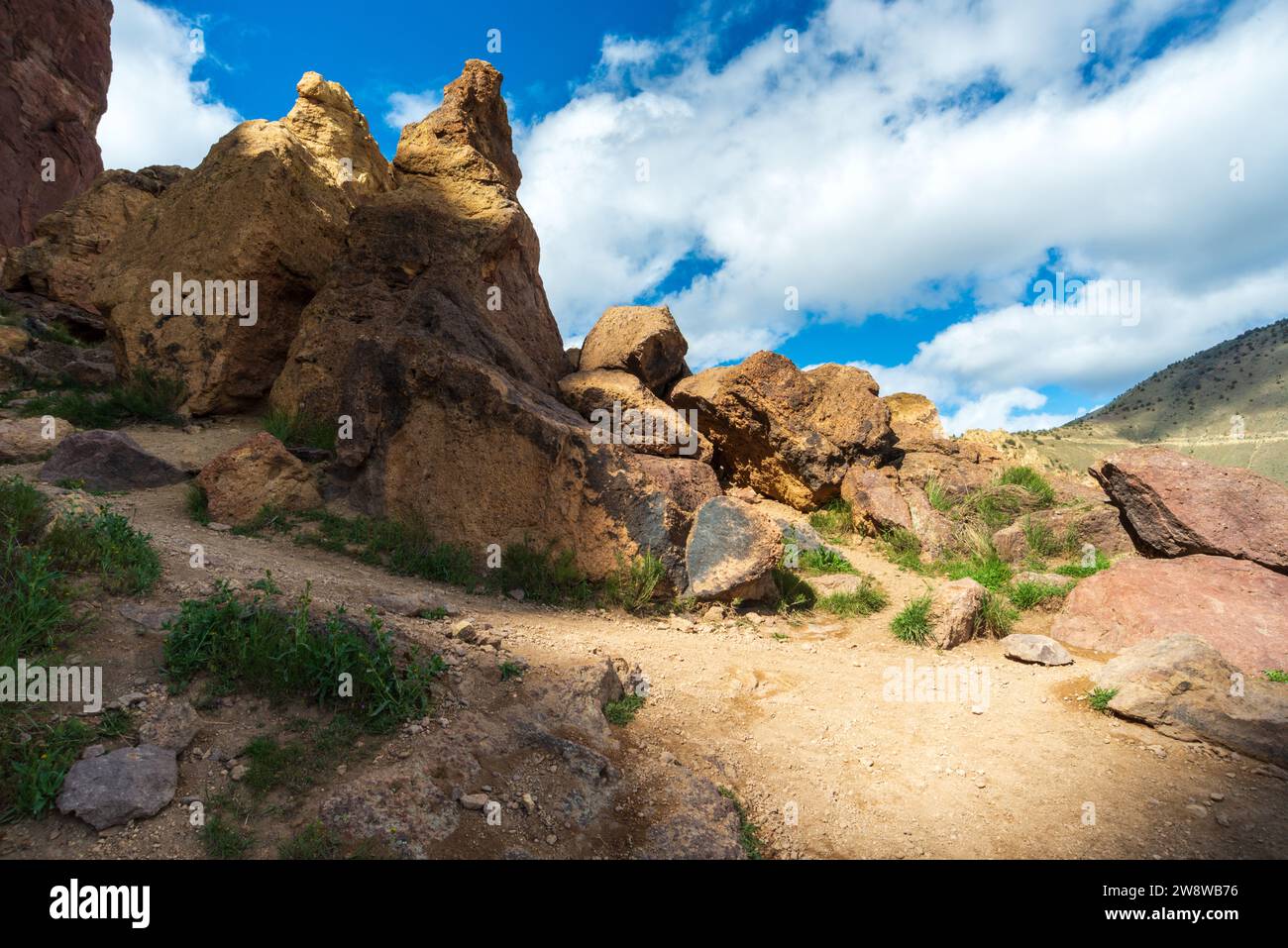 Buttes at Smith Rock State Park in central Oregon, US Stock Photo - Alamy