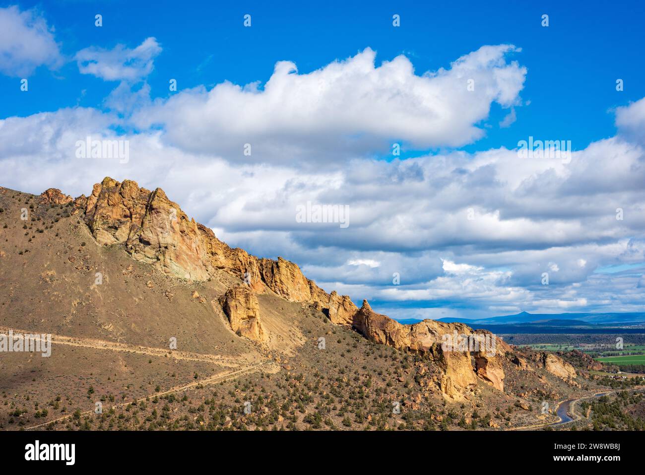 Buttes at Smith Rock State Park in central Oregon, US Stock Photo - Alamy