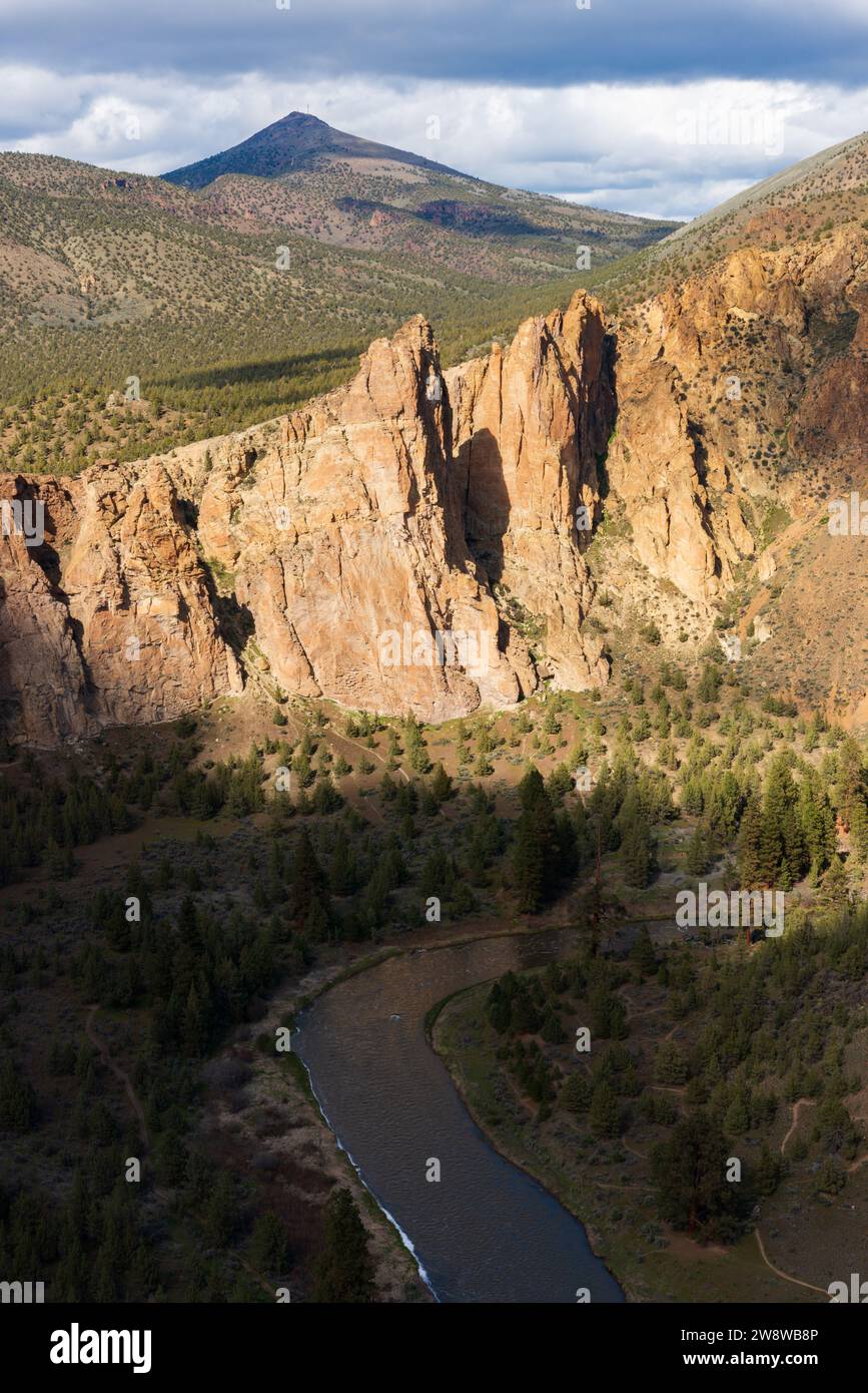 View of the River and Butte at Smith Rock State Park in Oregon, US ...
