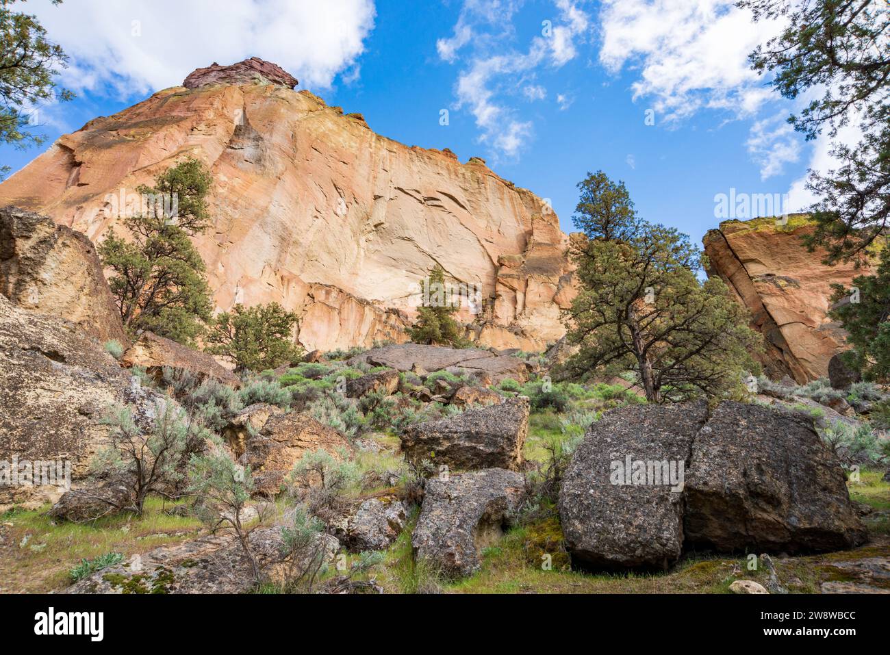 Buttes at Smith Rock State Park in central Oregon, US Stock Photo - Alamy