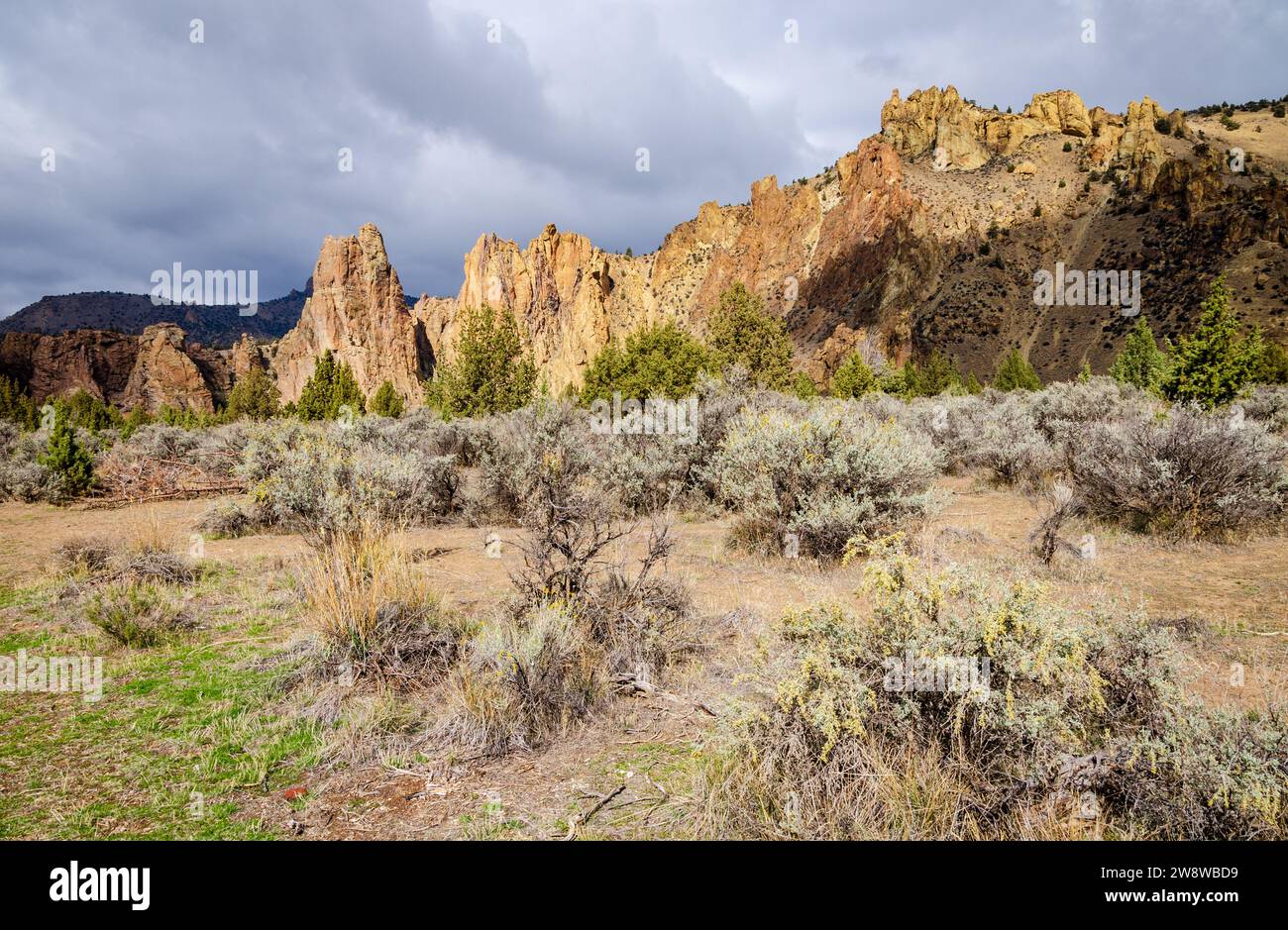 Buttes at Smith Rock State Park in central Oregon, US Stock Photo - Alamy