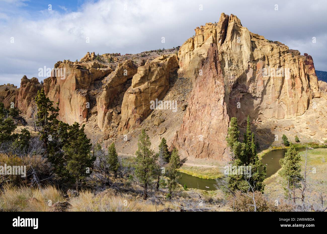 View of the River and Butte at Smith Rock State Park in Oregon, US ...