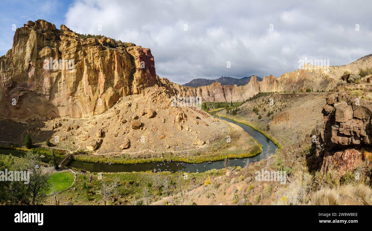 View of the River and Butte at Smith Rock State Park in Oregon, US ...