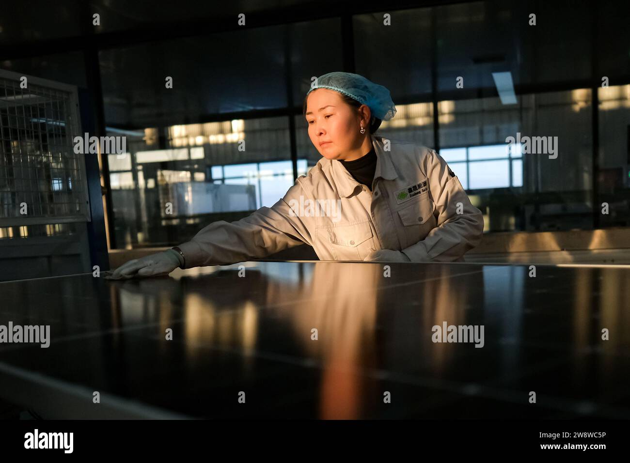 Mori, China's Xinjiang Uygur Autonomous Region. 21st Dec, 2023. A staff member works at a ...