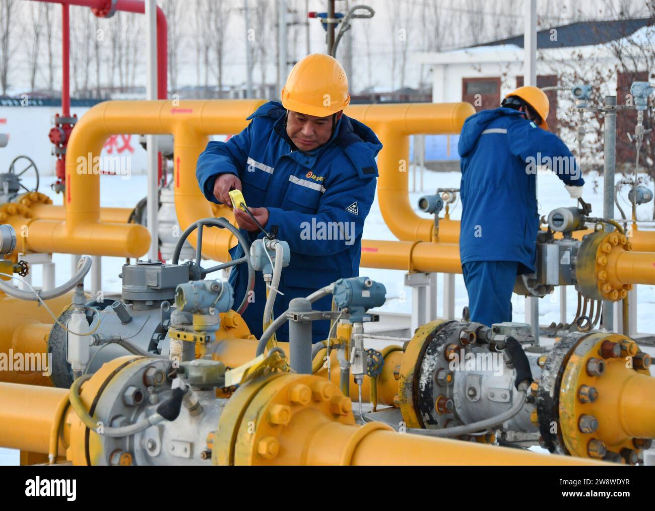 HANDAN, CHINA - DECEMBER 21, 2023 - Workers inspect the operation of a ...