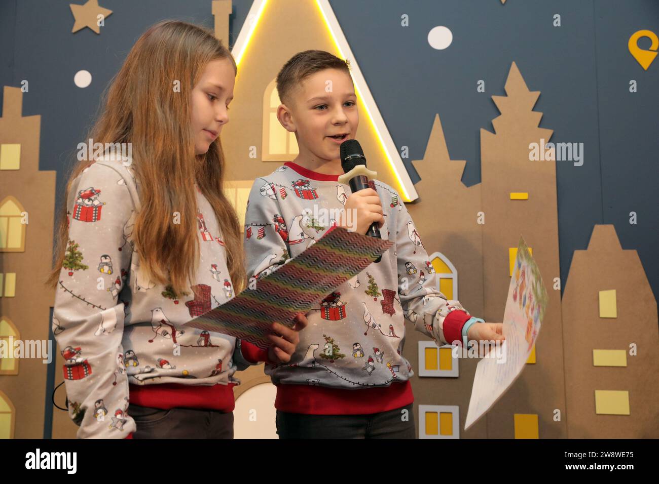 Non Exclusive: KYIV, UKRAINE - DECEMBER 21, 2023 - Children host the ...
