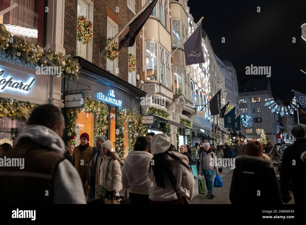Tourists flock to Mayfair to enjoy the Christmas festivities and ...