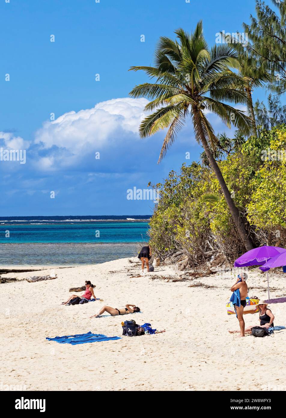 South Pacific Cruise / Cruise ship passengers from Carnival Splendor ...