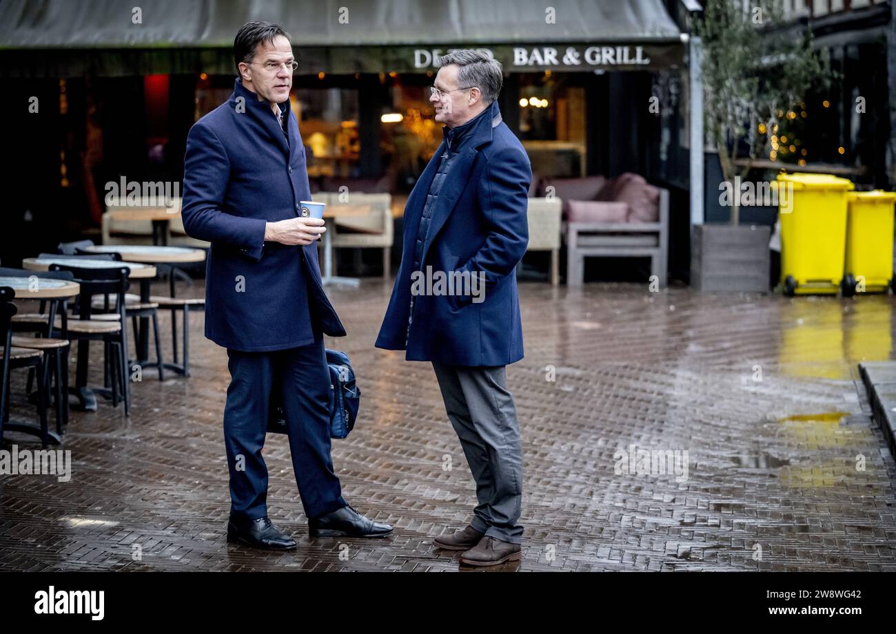 THE HAGUE - Outgoing Mark Rutte Prime Minister in conversation with Jan ...