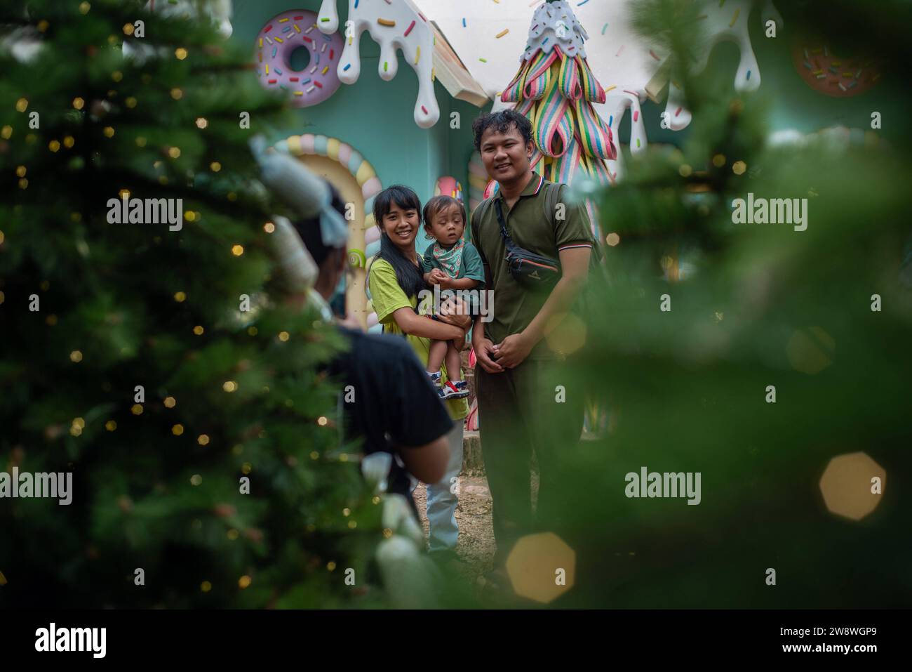 CHRISTMAS HOLIDAY DECORATIONS IN BANDUNG Visitors enjoy the atmosphere of Christmas decorations ...