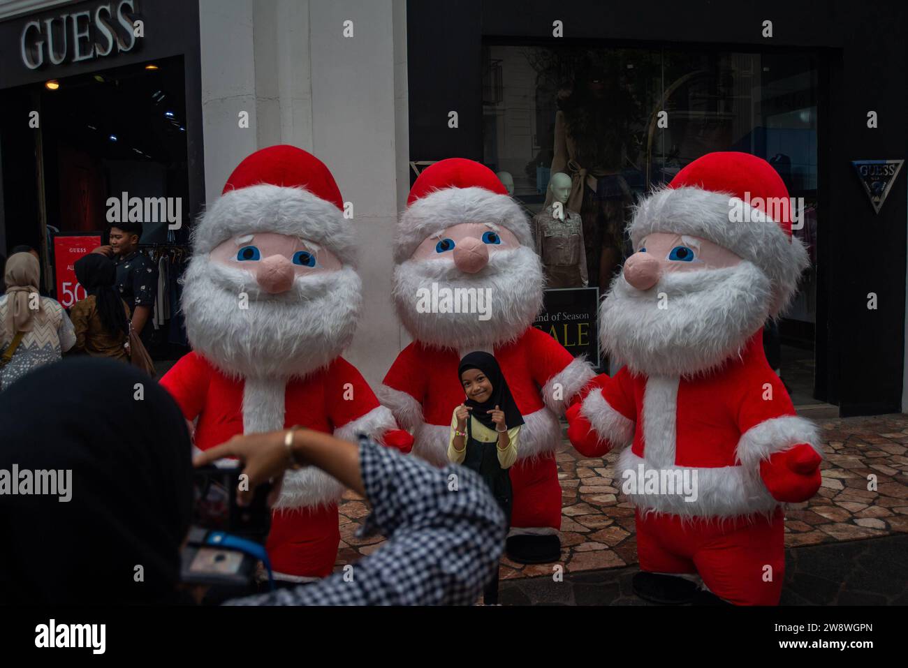 CHRISTMAS HOLIDAY DECORATIONS IN BANDUNG Visitors enjoy the atmosphere of Christmas decorations ...
