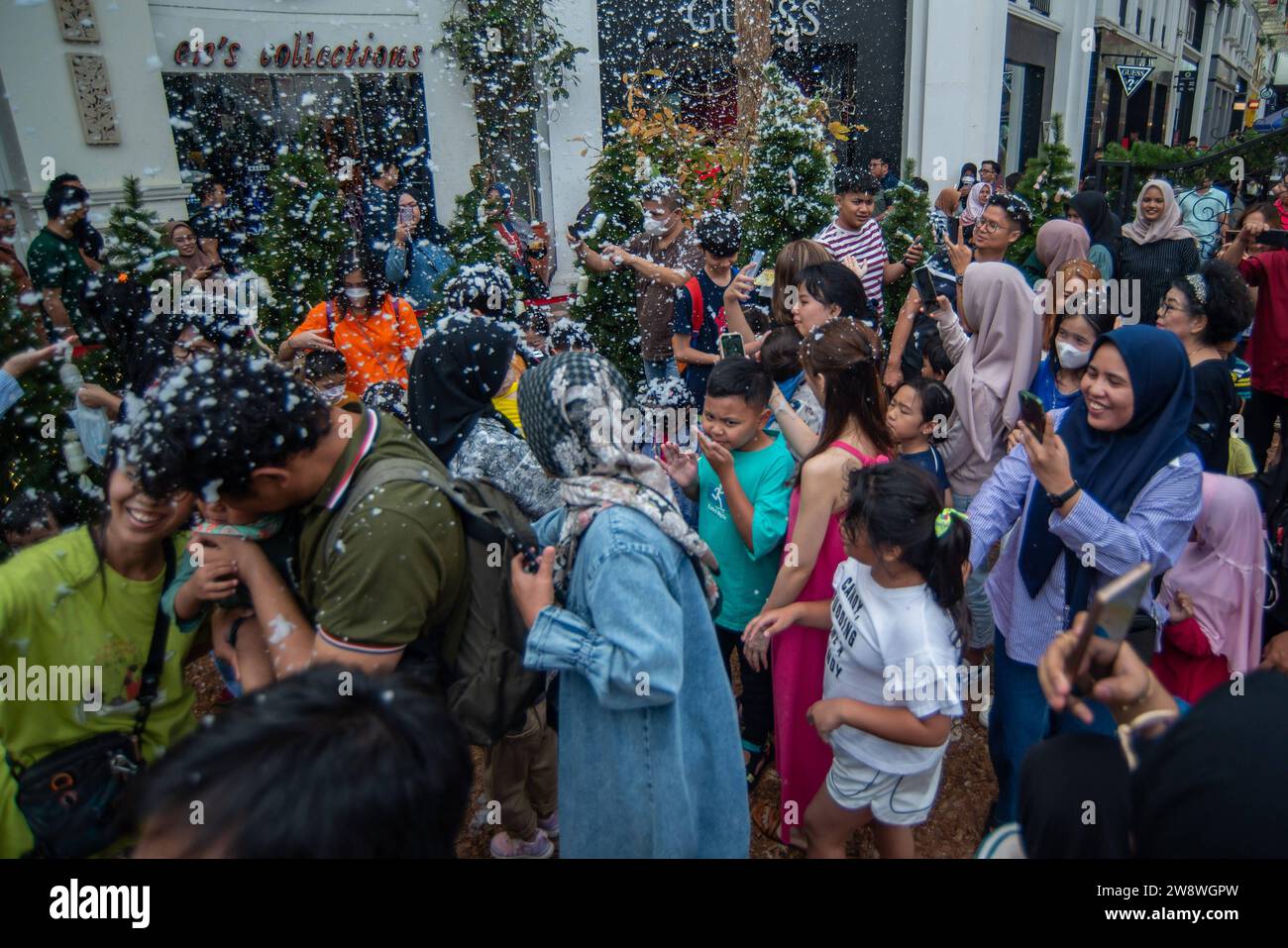 CHRISTMAS HOLIDAY DECORATIONS IN BANDUNG Visitors enjoy the atmosphere ...