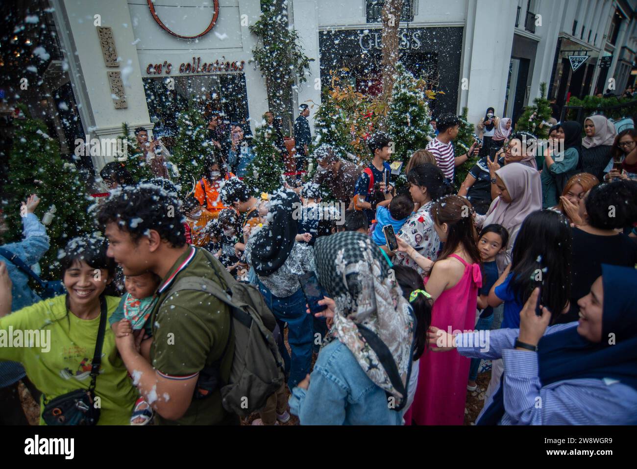 CHRISTMAS HOLIDAY DECORATIONS IN BANDUNG Visitors enjoy the atmosphere of Christmas decorations ...