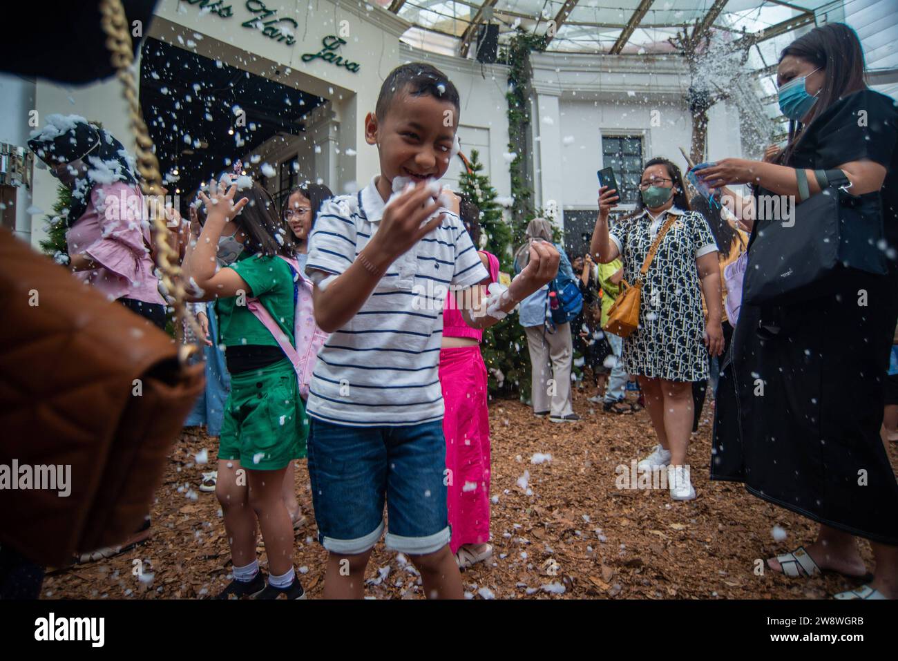 CHRISTMAS HOLIDAY DECORATIONS IN BANDUNG Visitors enjoy the atmosphere ...