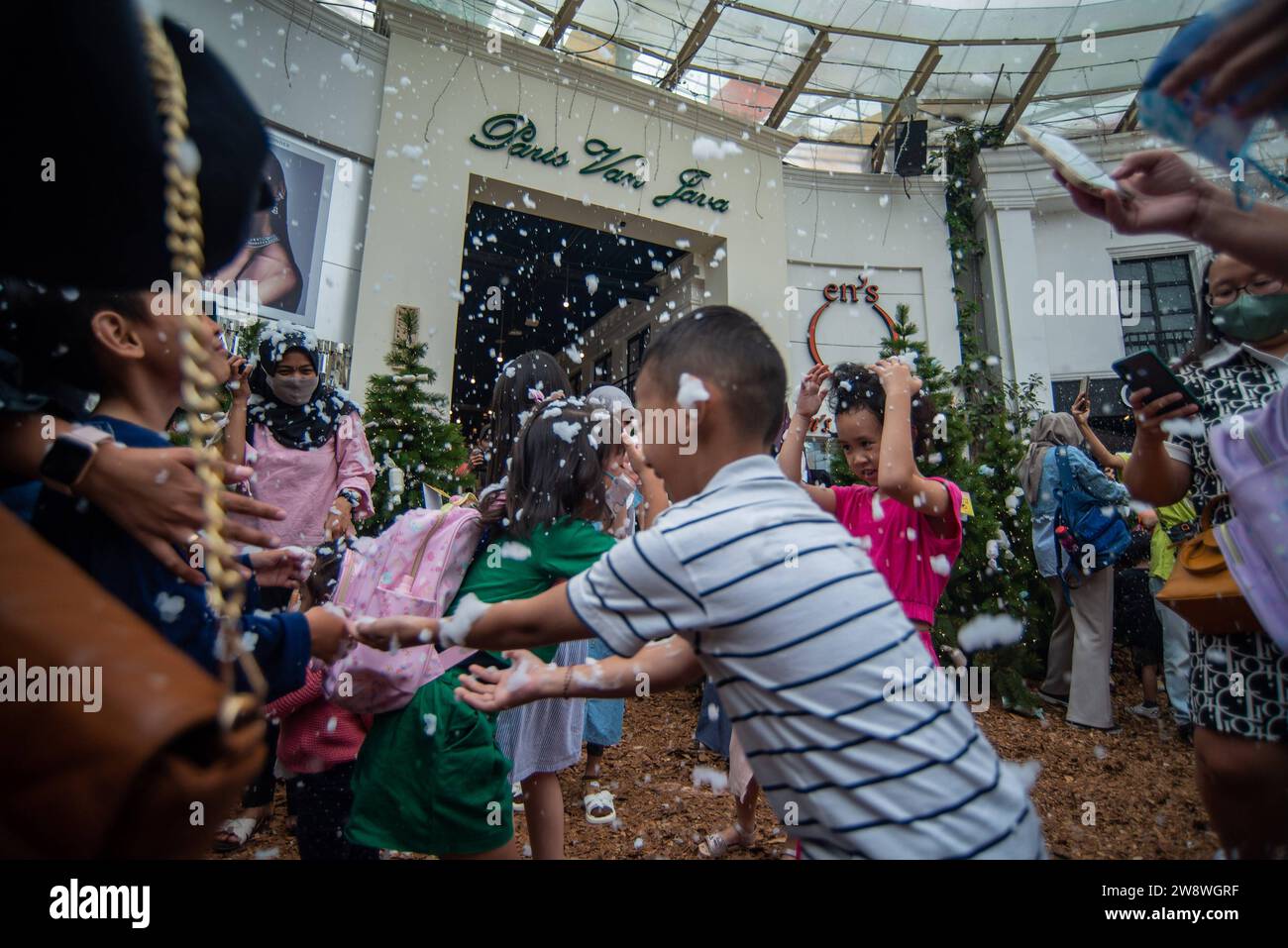 CHRISTMAS HOLIDAY DECORATIONS IN BANDUNG Visitors enjoy the atmosphere ...