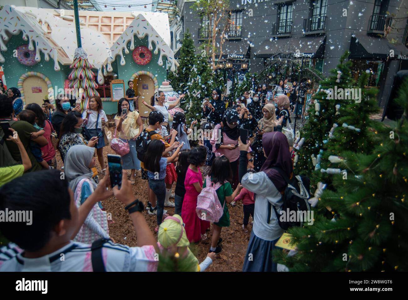 CHRISTMAS HOLIDAY DECORATIONS IN BANDUNG Visitors enjoy the atmosphere ...