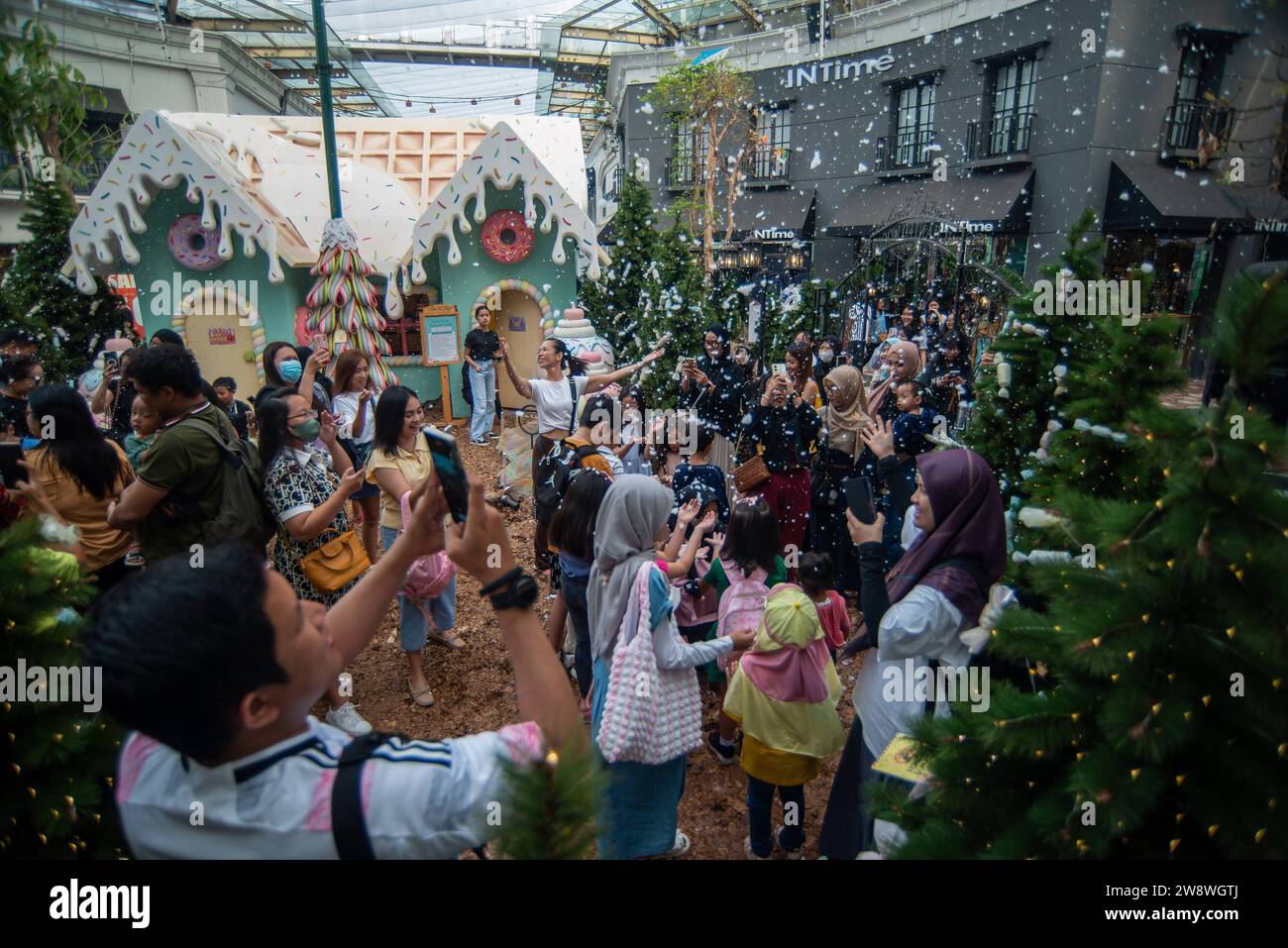 CHRISTMAS HOLIDAY DECORATIONS IN BANDUNG Visitors enjoy the atmosphere of Christmas decorations ...
