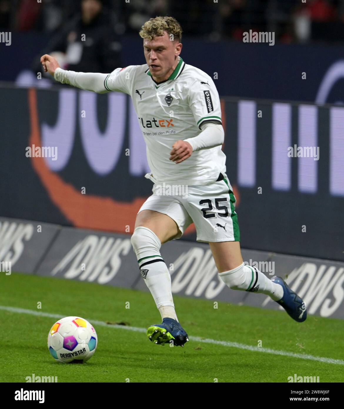 Frankfurt, Deutschland. 20th Dec, 2023. Robin Hack von Borussia ...