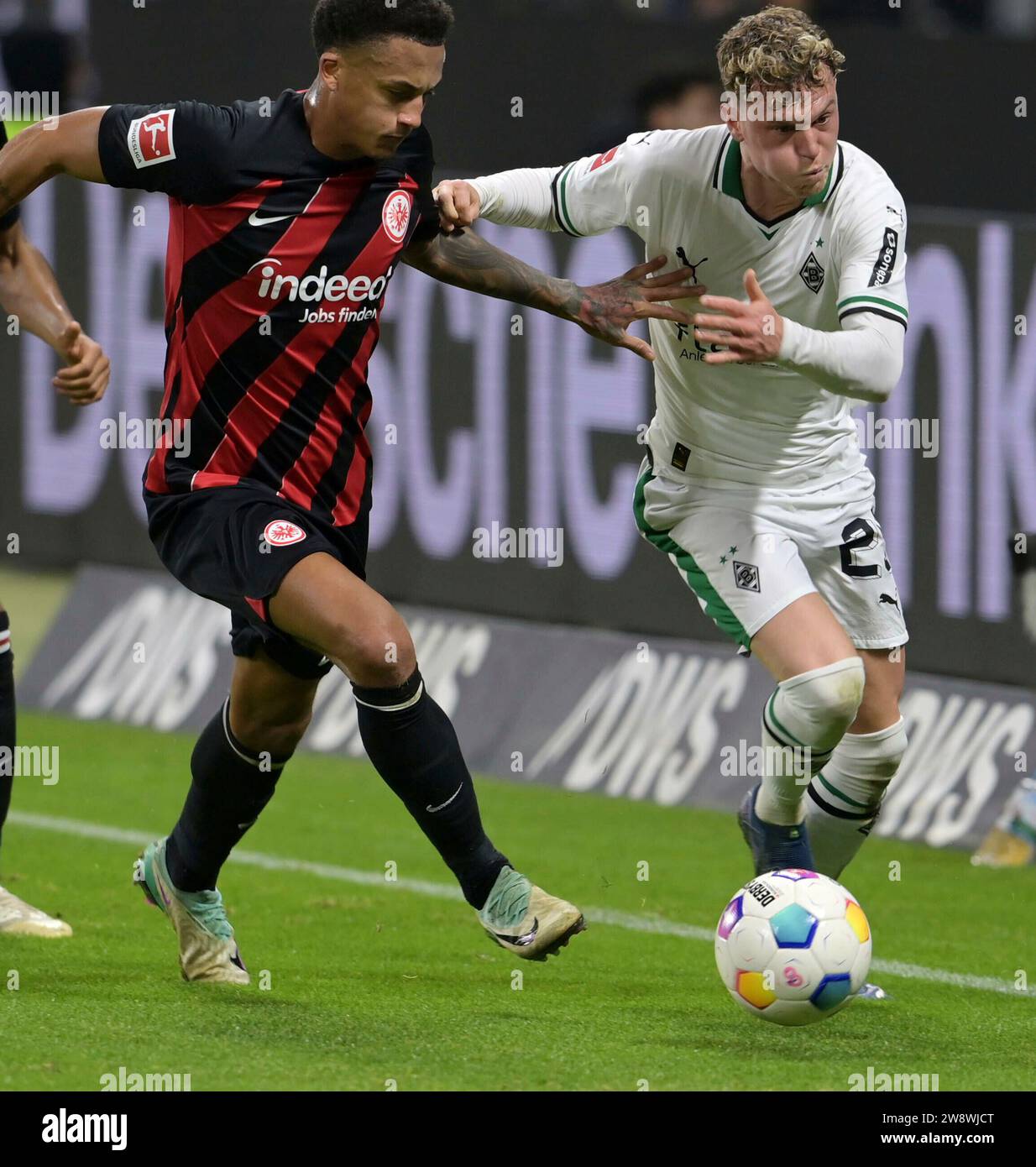 Robin Hack von Borussia. Mönchengladbach gegen. Absgar. Knauff. (li ...