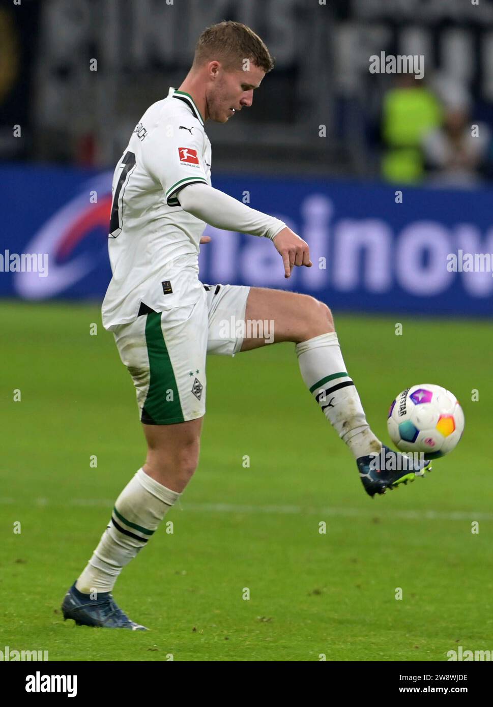 Nico Elvedi fotografiert beim Fußball Bundesliga Spiel Eintracht ...