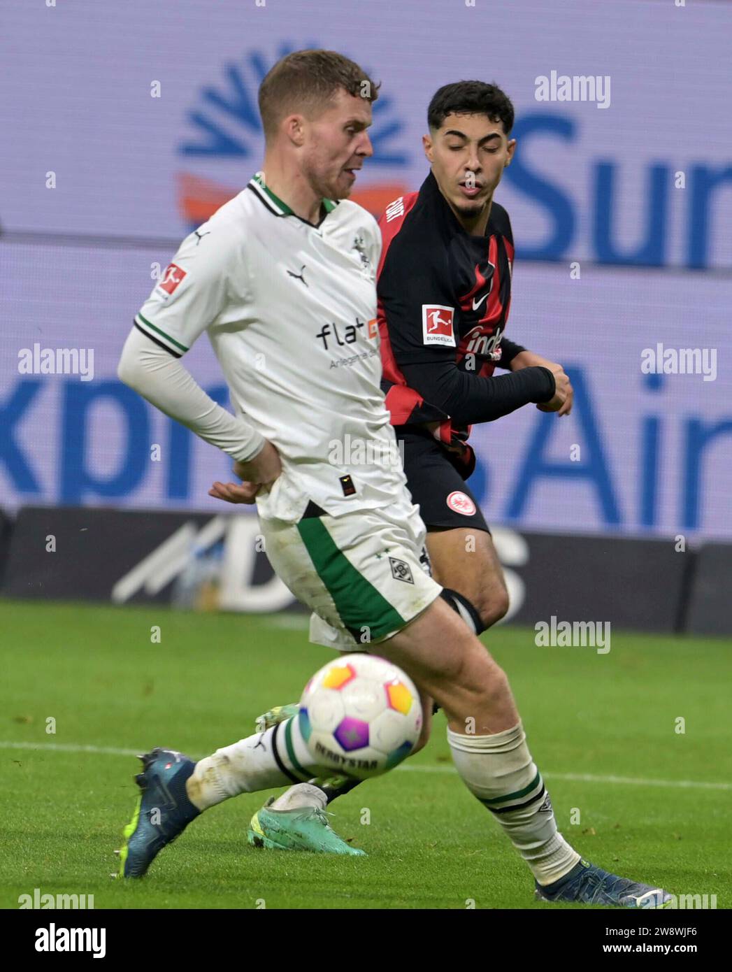 Fares Chaibi (hi). tunnelt. Nico. Elvedi fotografiert beim Fußball ...