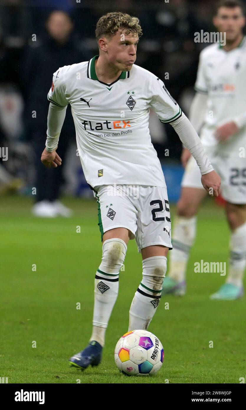 Frankfurt, Deutschland. 20th Dec, 2023. Robin Hack von Borussia ...
