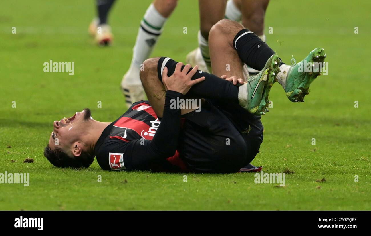 Frankfurt, Deutschland. 20th Dec, 2023. Fares Chaibi fotografiert beim ...